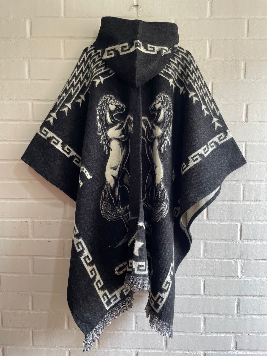 PONCHO ALPACA CABALLO “ESPÍRITU DE JINETE” – Emporiodelponcho